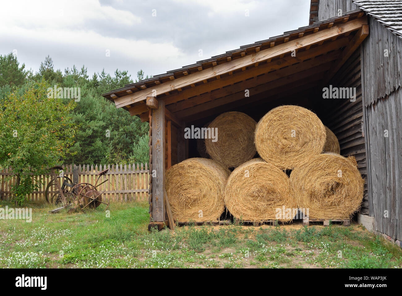 Old open thatched barn hay hi-res stock photography and images - Alamy