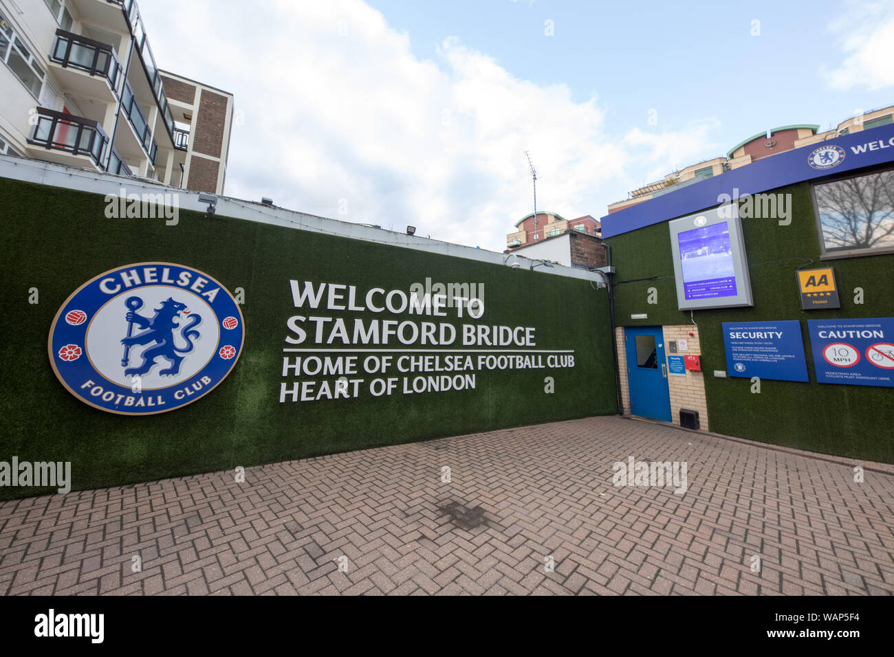 Stadium seating at stamford bridge hi-res stock photography and images ...