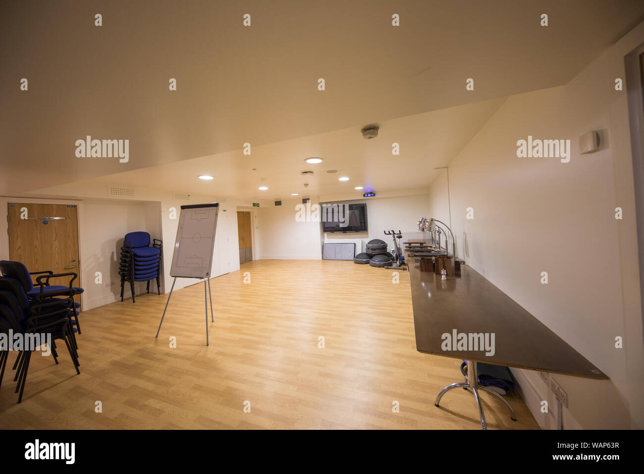 Stadium seating at stamford bridge hi-res stock photography and images ...