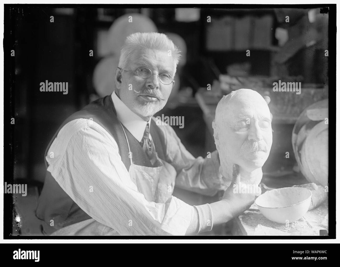 DUNBAR, U.S.J. WITH DEATH MASK OF ADMIRAL DEWEY Stock Photo - Alamy