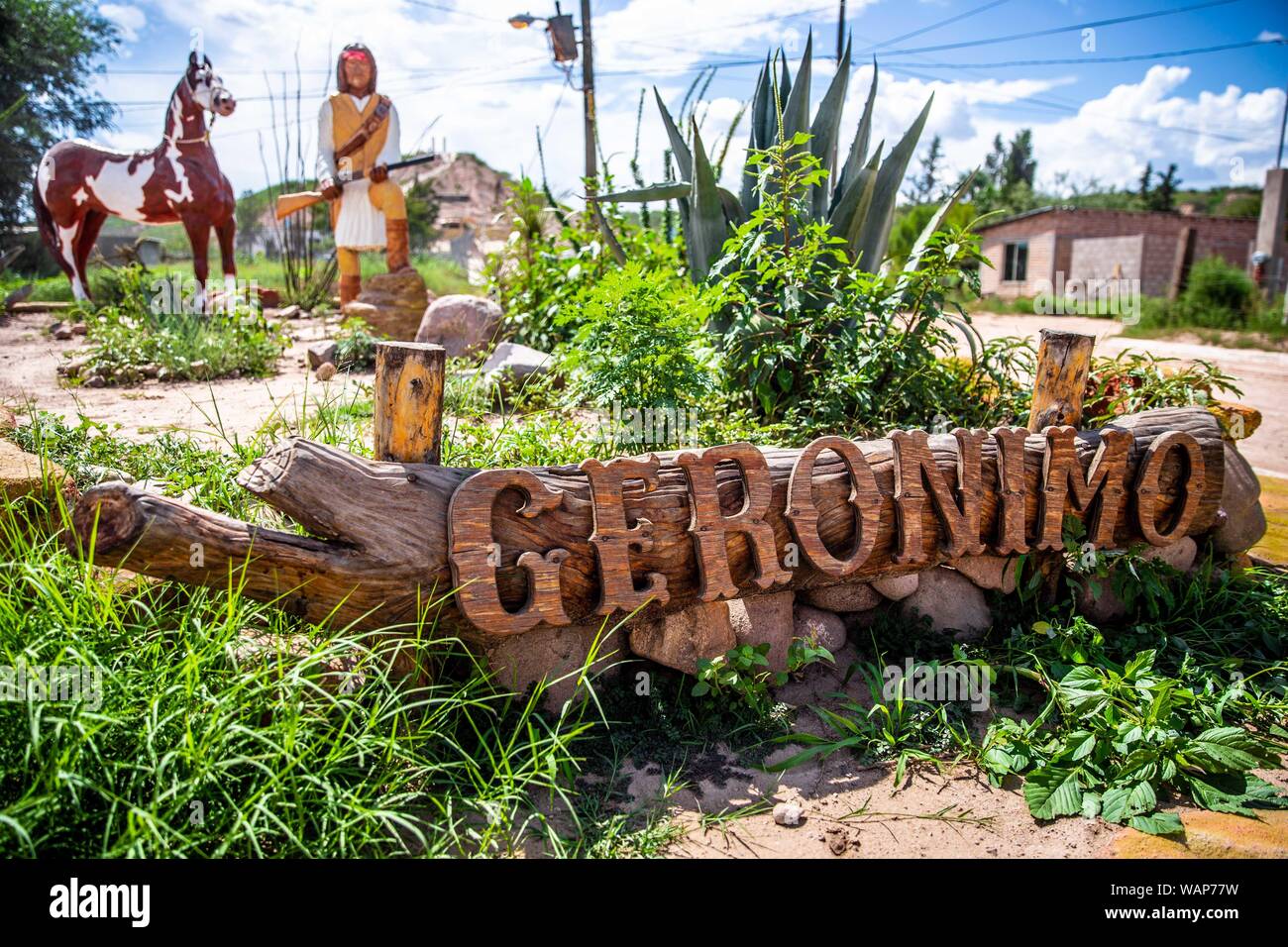 Monument, statue of the Indian Geronimo in the town of Fronteras ...