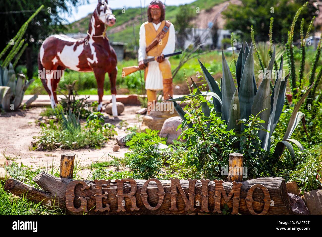 Monument, statue of the Indian Geronimo in the town of Fronteras ...