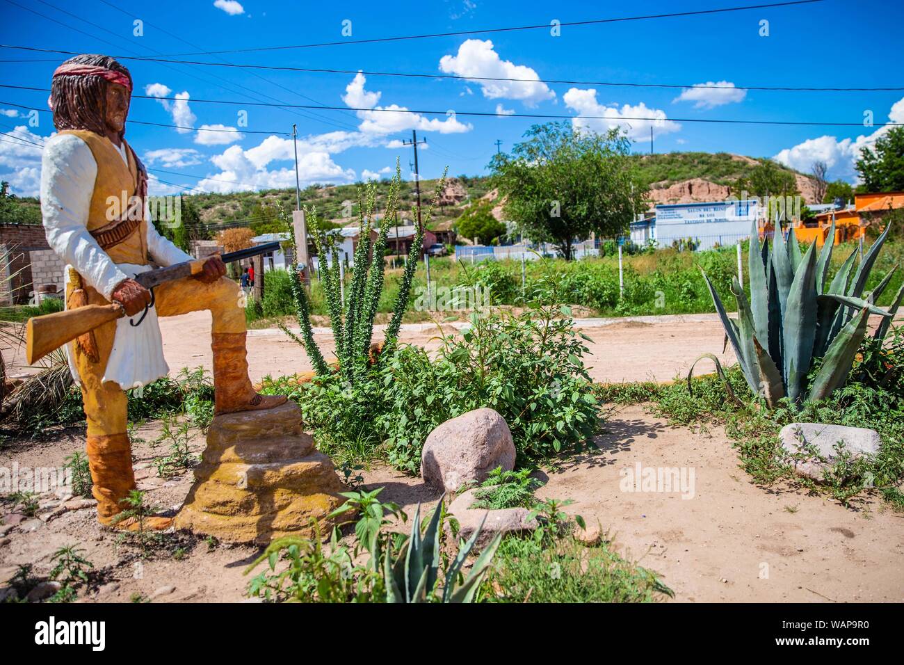 Monument, statue of the Indian Geronimo in the town of Fronteras ...