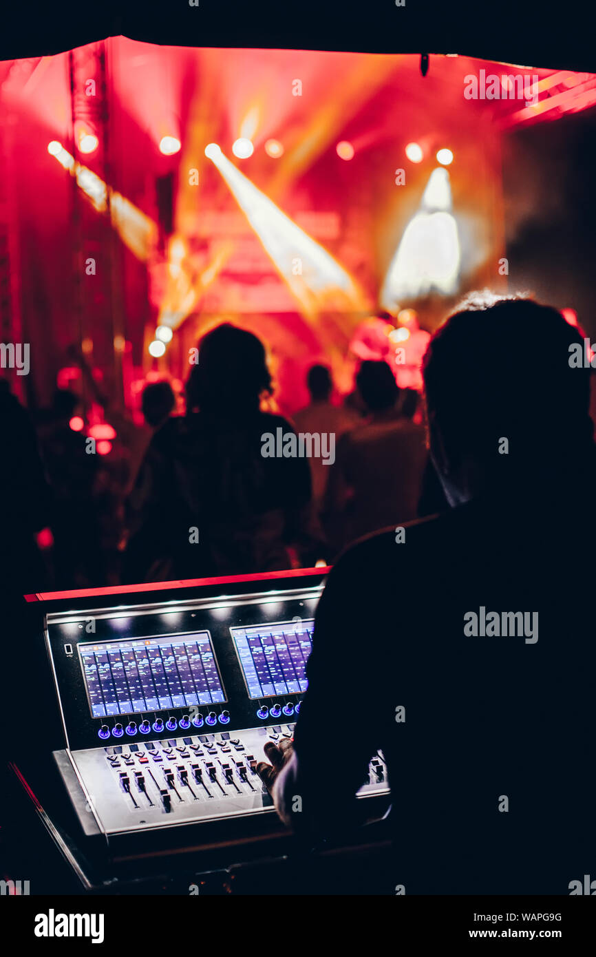 Light engineer concert hi-res stock photography and images - Alamy