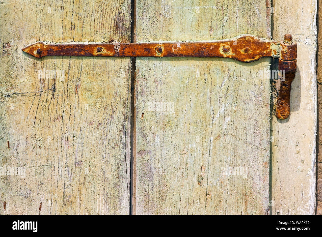 Old rusty hinge hi-res stock photography and images - Alamy