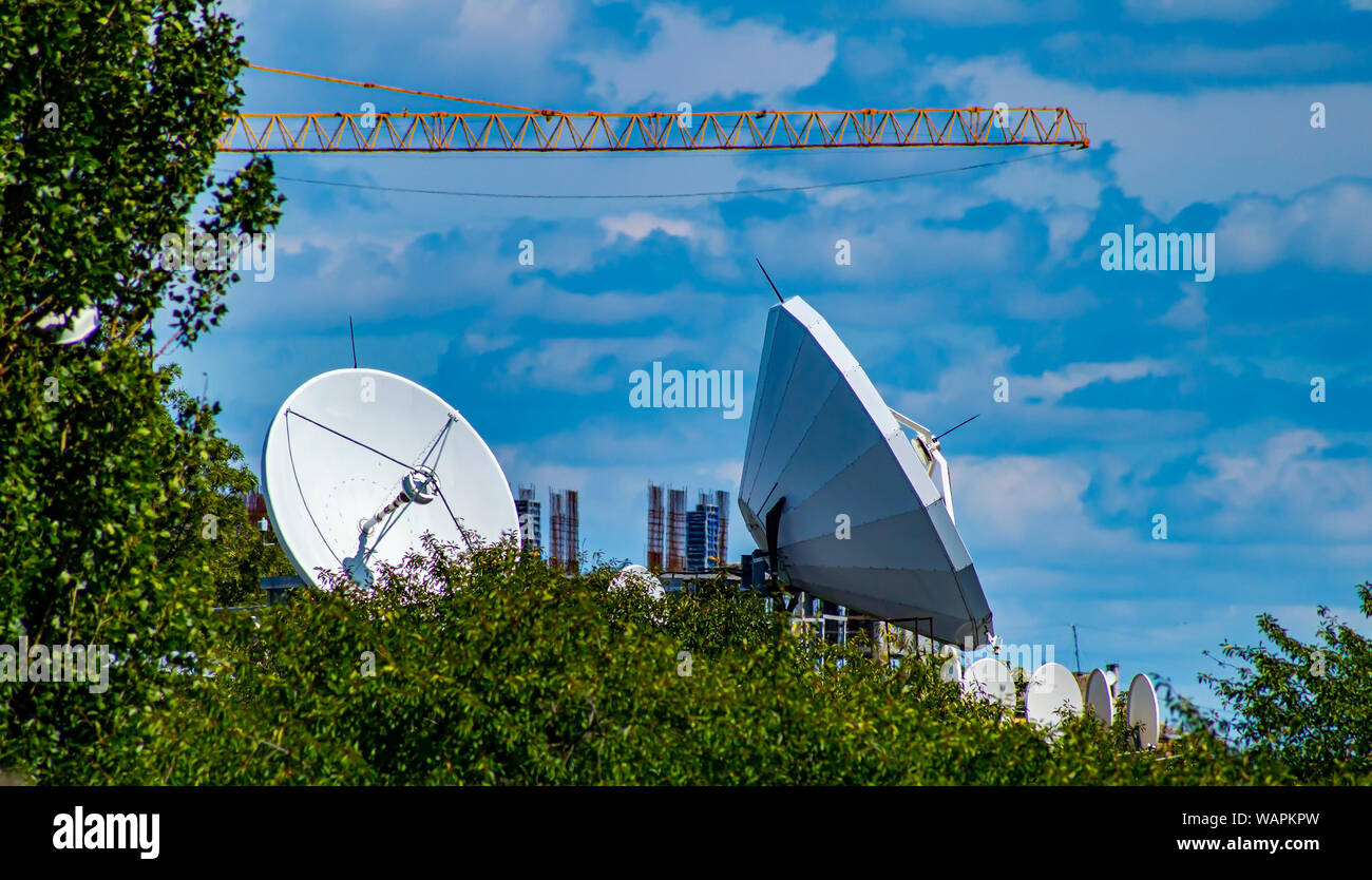 Large scale antennas hi-res stock photography and images - Alamy
