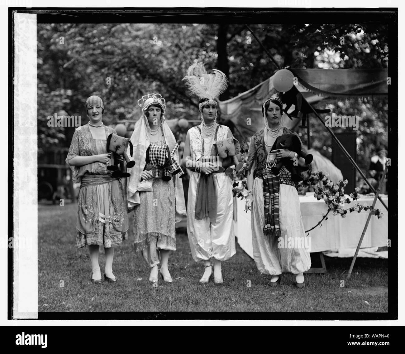 Debs at Twin Oaks - spring fete for neighborhood house, 5/14/25 Stock ...