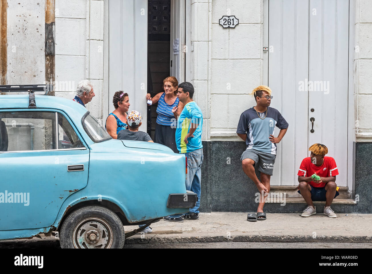 People standing on street hi-res stock photography and images - Alamy