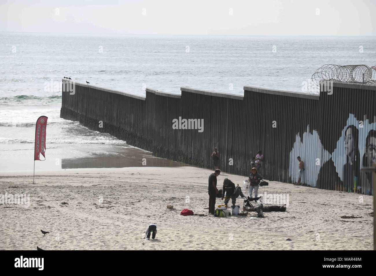 Tijuana, Mexico. 16th Aug, 2019. Beachgoers enjoy the beach next to the ...