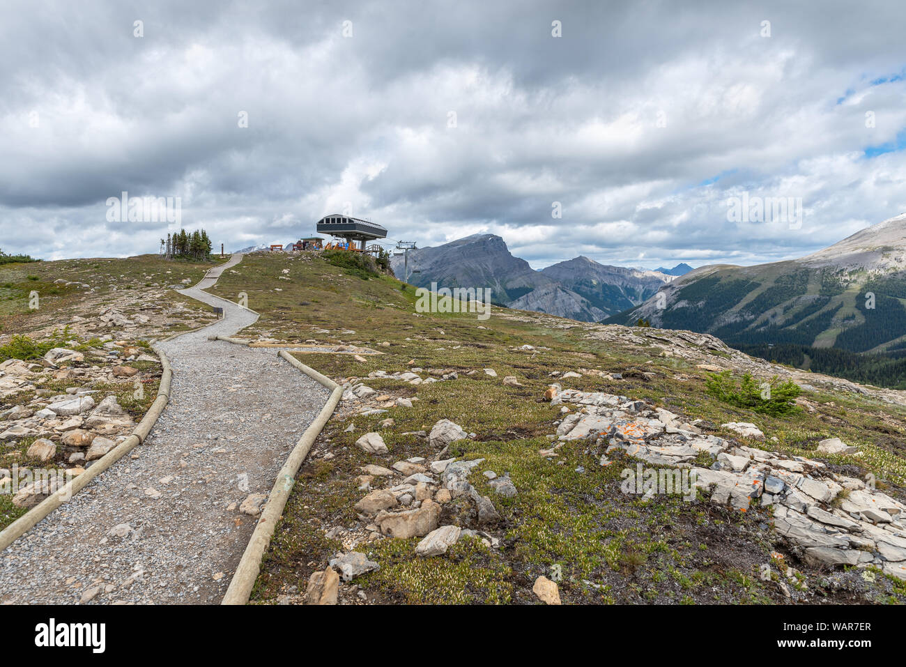 Banff ski lift hi-res stock photography and images - Alamy