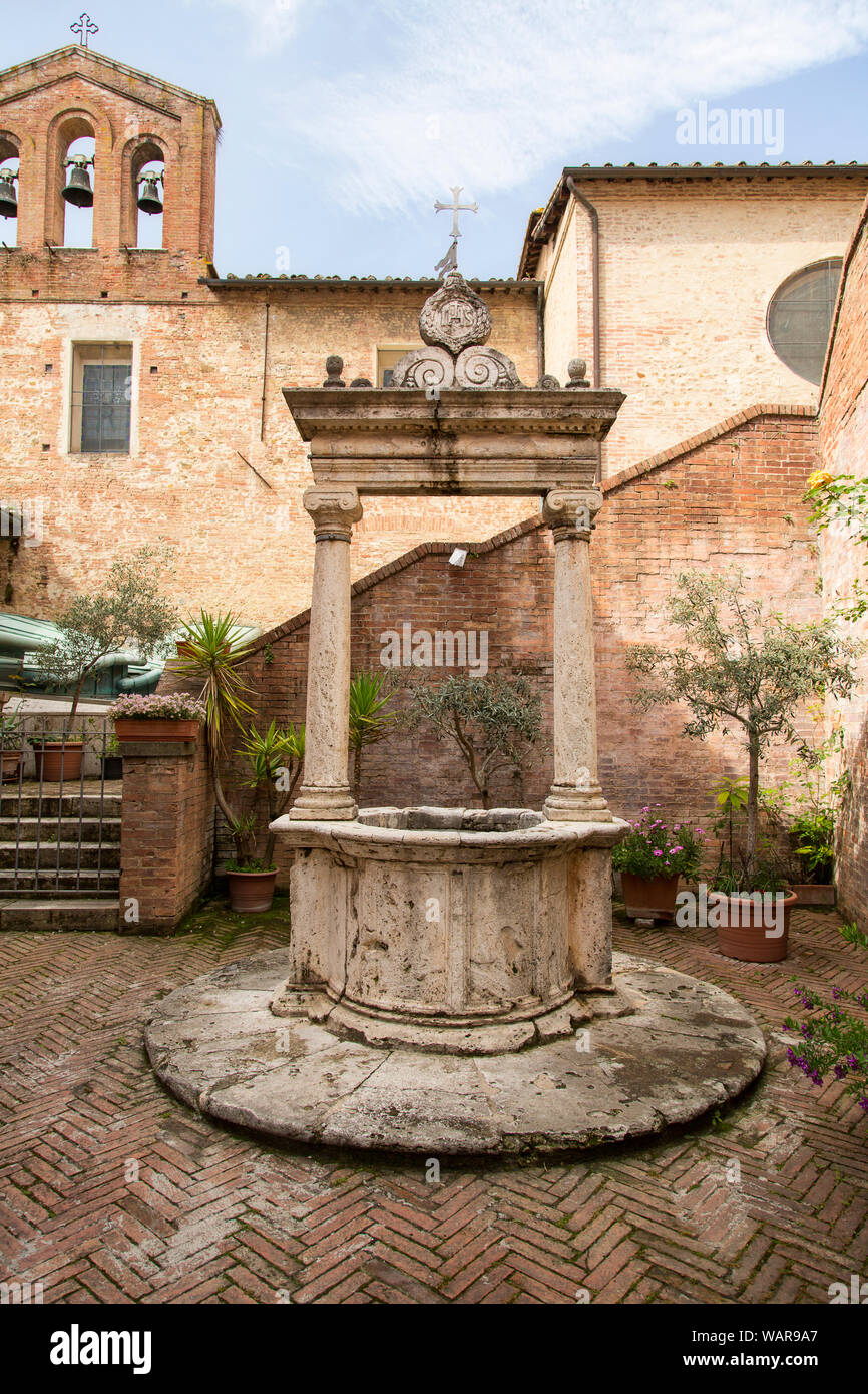 Round water well hi-res stock photography and images - Alamy