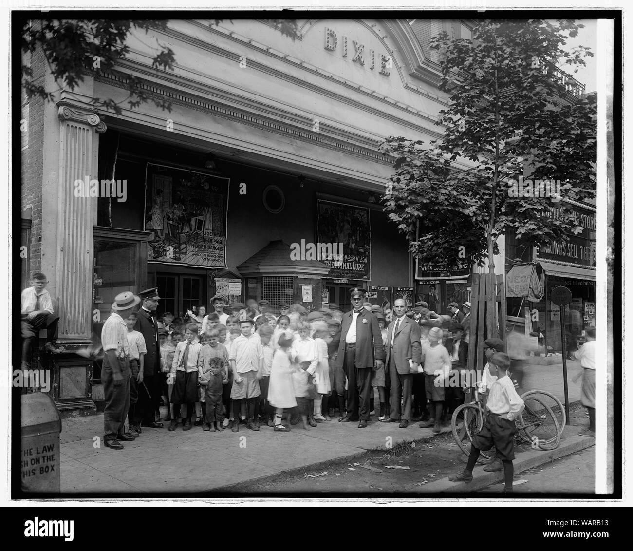 Entertainment crowd Cut Out Stock Images & Pictures - Alamy