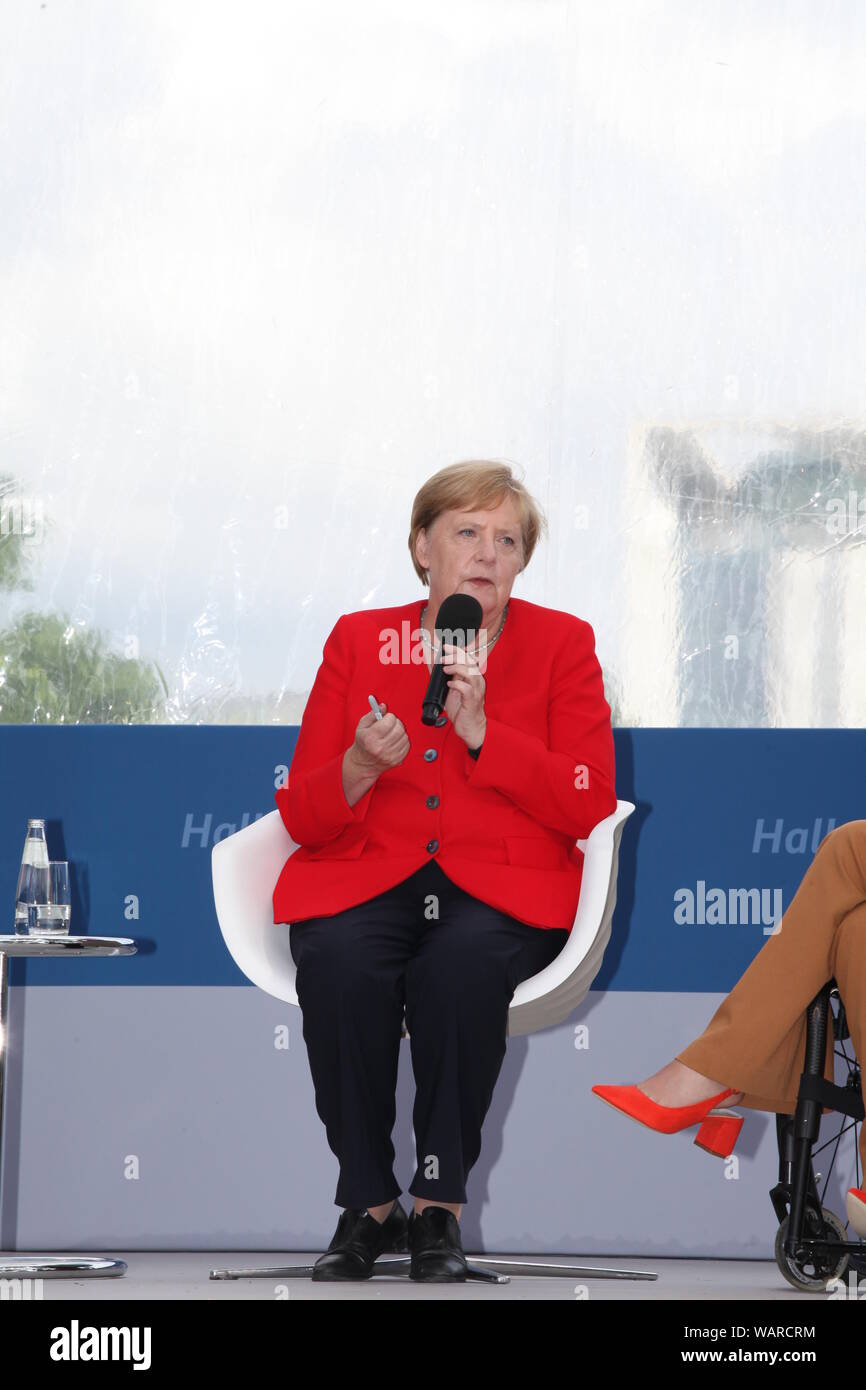Angela Merkel beim Tag der offenen Tür der Bundesregierung im ...