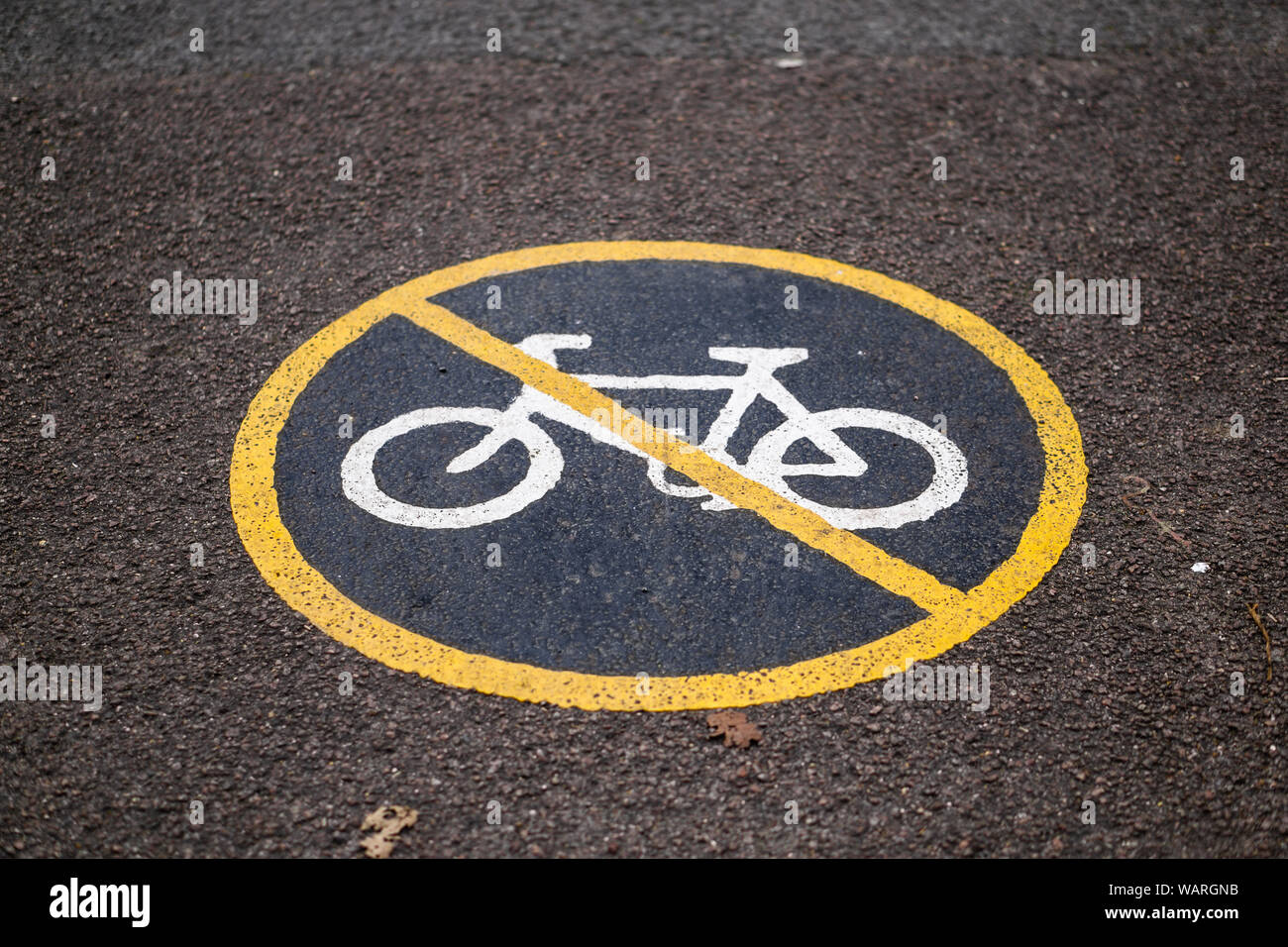 Public footpath no cycling signs hi-res stock photography and images ...