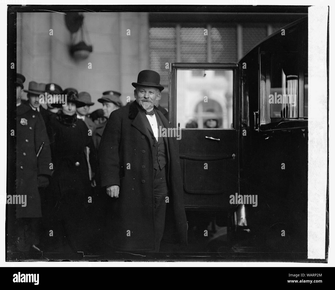 Pharmacist 20th century hi-res stock photography and images - Alamy