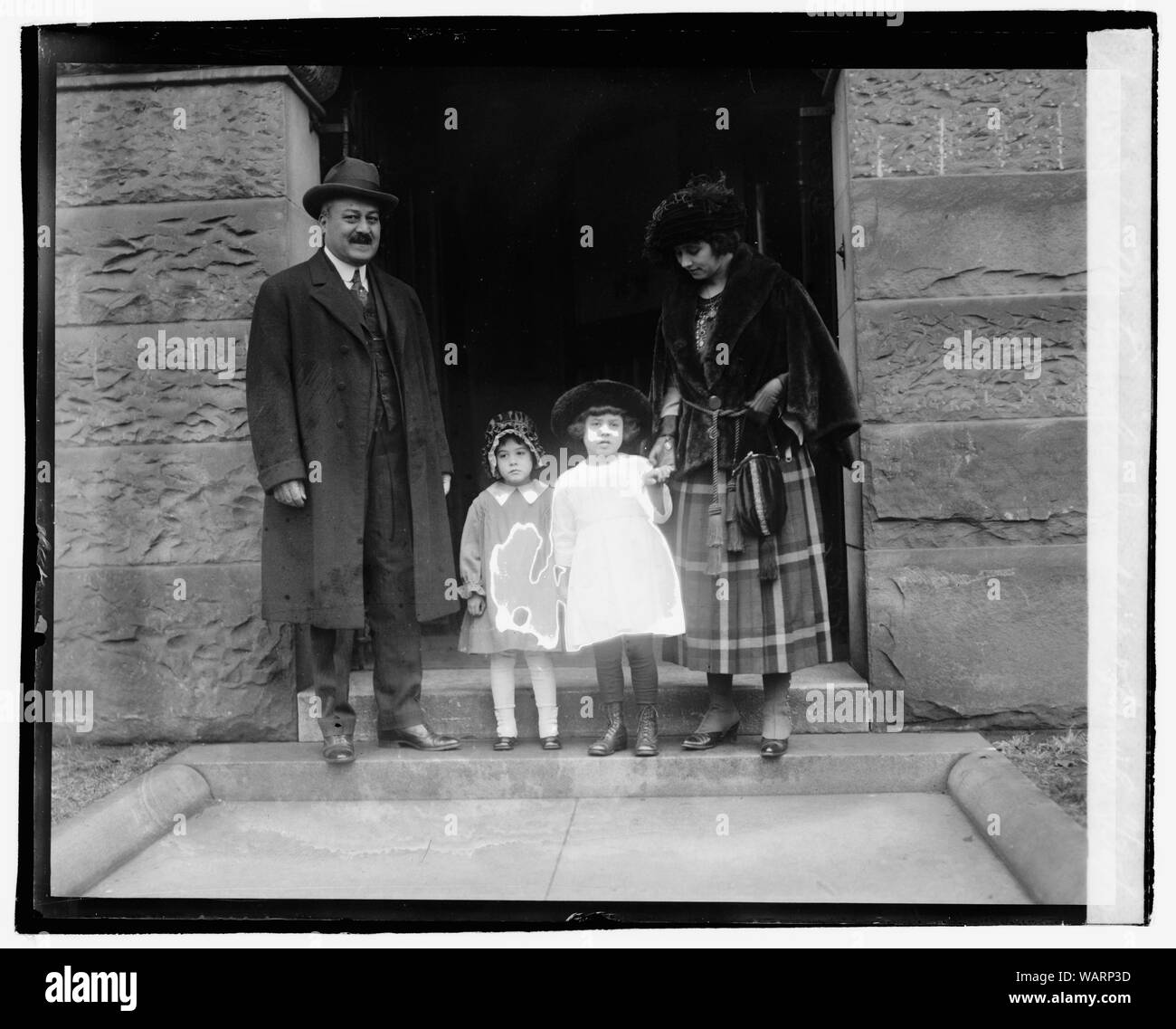 Posed family hi-res stock photography and images - Alamy