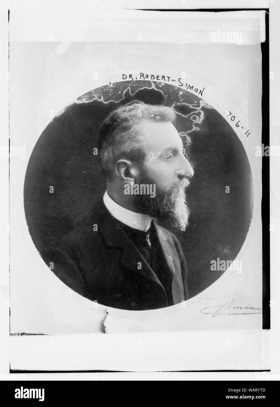 Dr. Robert Simon, profile in round frame portr Stock Photo - Alamy