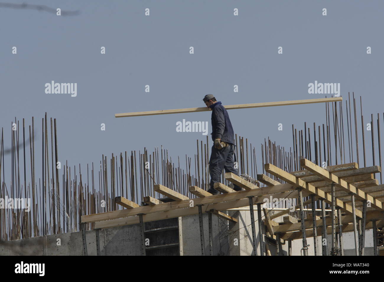 Workers on building Stock Photo - Alamy
