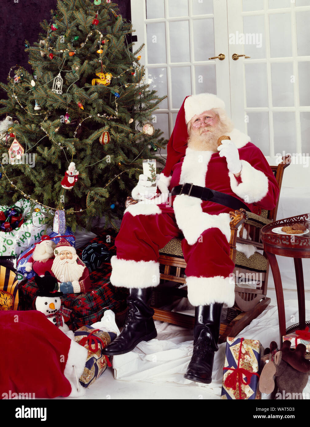 During a visit to Washington, D.C., Santa Claus takes a breather Stock ...