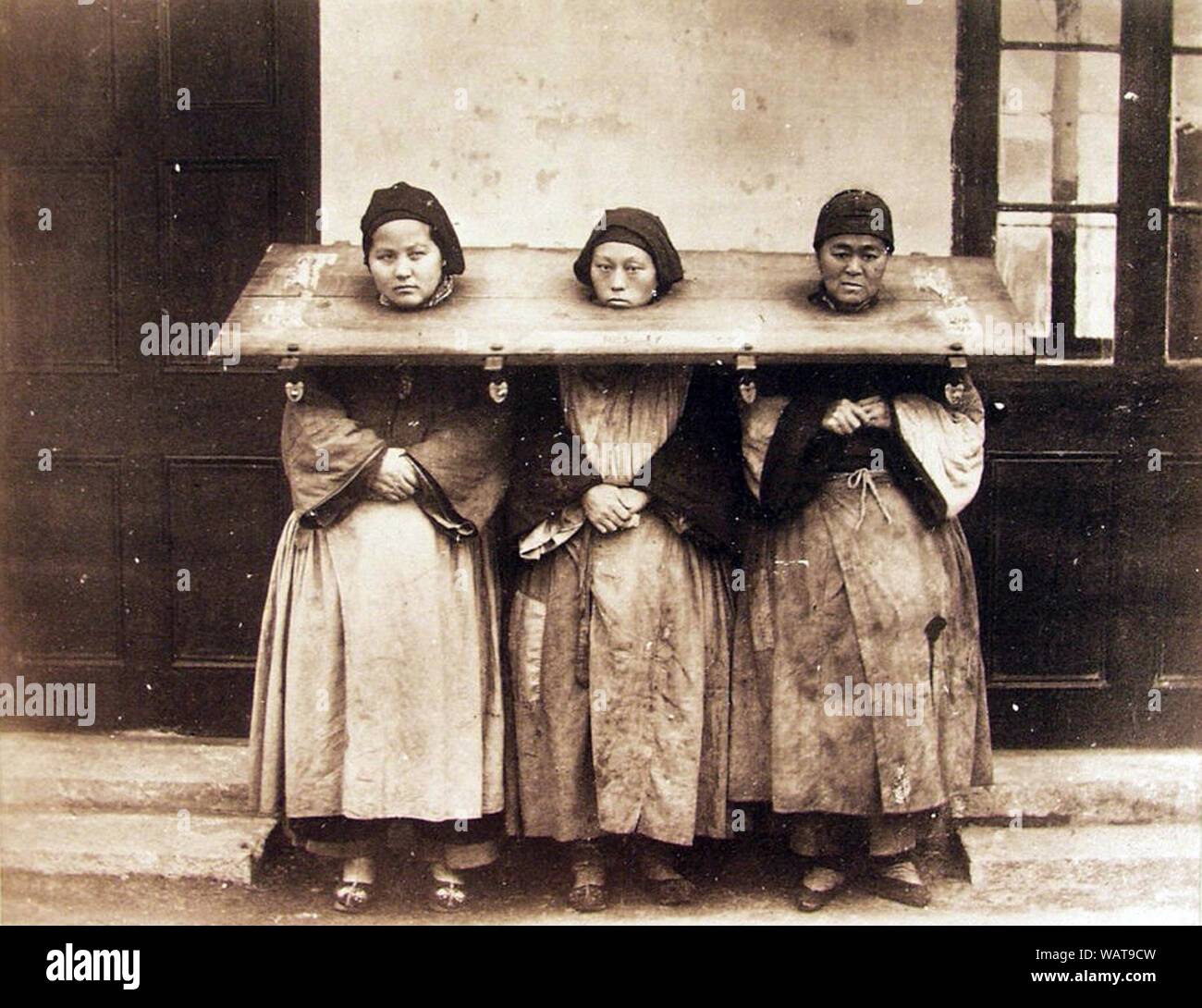 Drei Frauen am Pranger, China, Anonym, um 1875 Stock Photo - Alamy