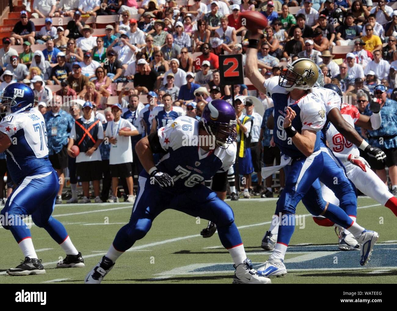 Drew Brees passes at 2009 Pro Bowl Stock Photo - Alamy