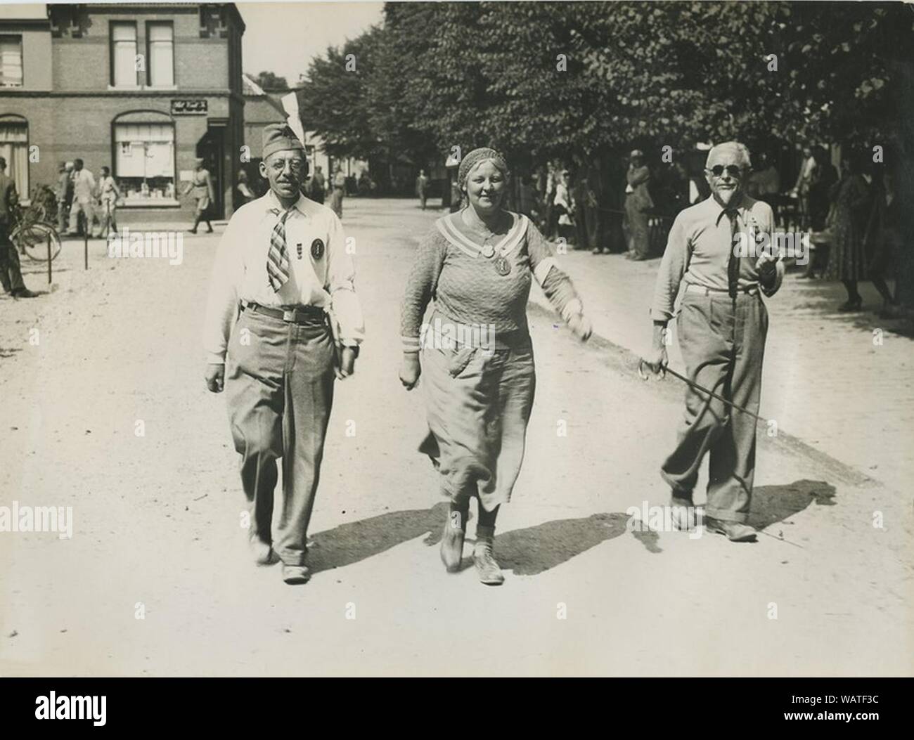 Drie deelnemers op het parcours van 40 km. passeren Wijchen tijdens de ...