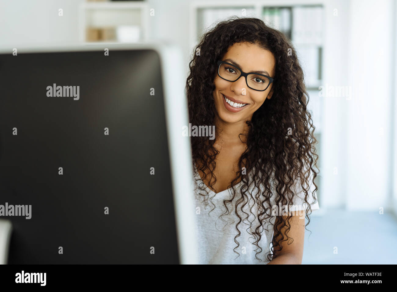 Woman looking around hi-res stock photography and images - Alamy