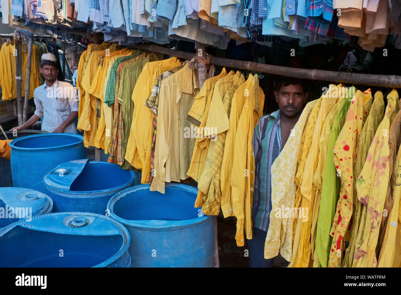 Mumbai clothes dyeing hi-res stock photography and images - Alamy