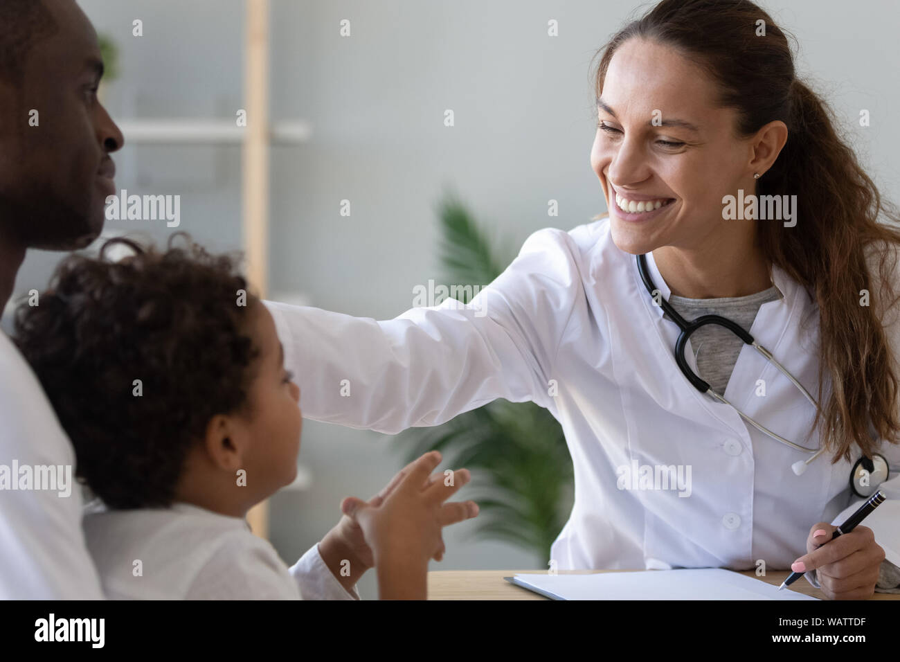 Doctor child parent hi-res stock photography and images - Alamy