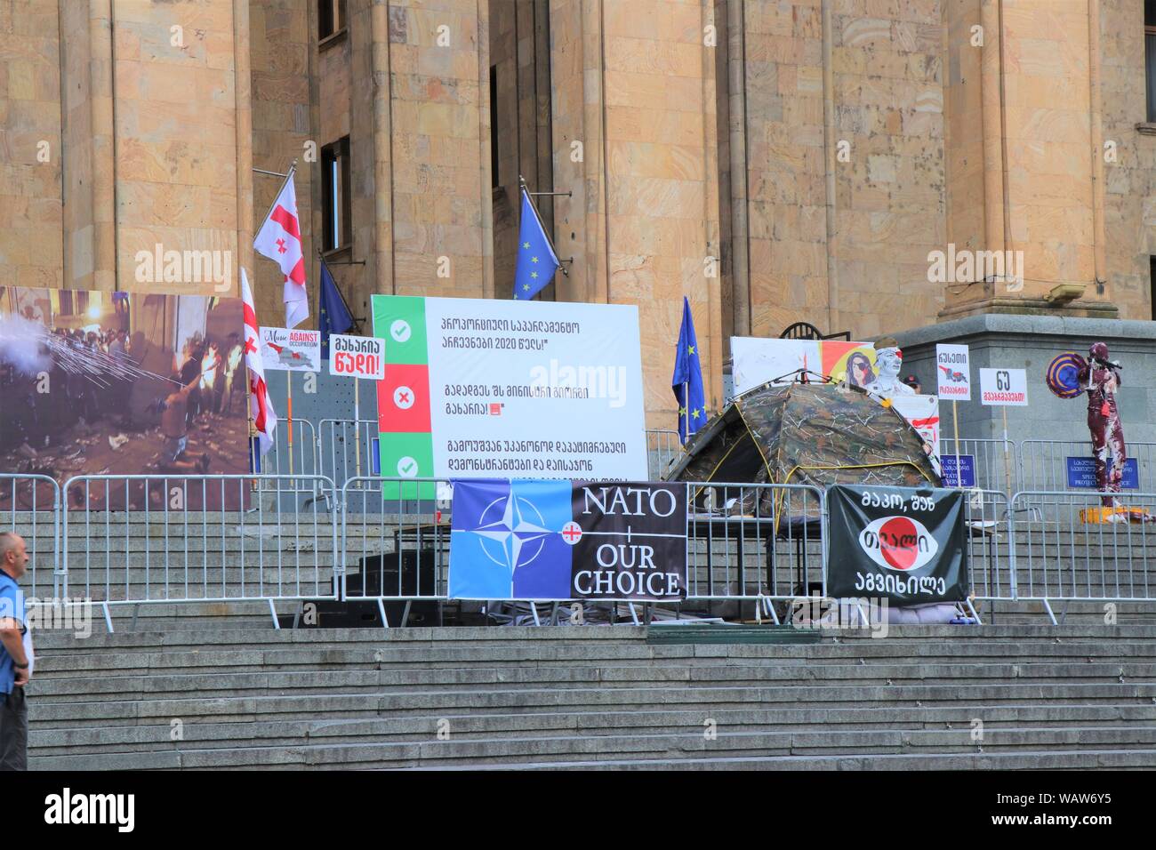 Georgian crowd hi-res stock photography and images - Alamy