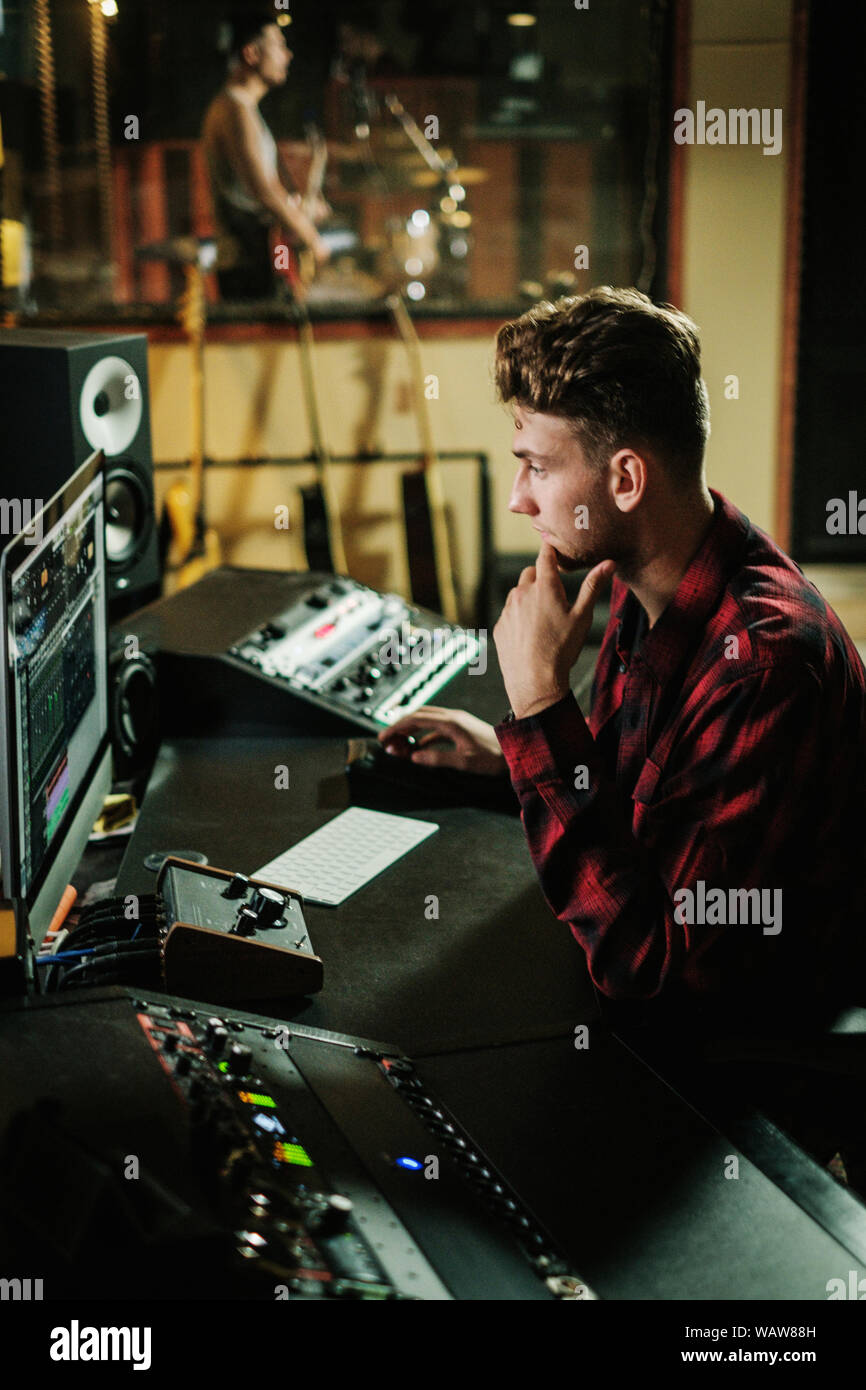 Sound engineer working in a music studio Stock Photo - Alamy
