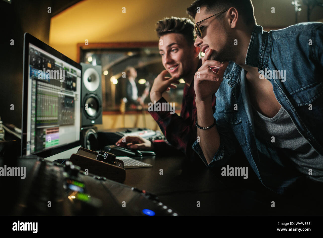 Sound engineer working in a music studio Stock Photo - Alamy