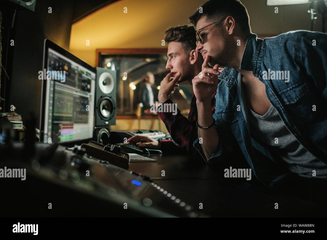 Sound engineer working in a music studio Stock Photo - Alamy