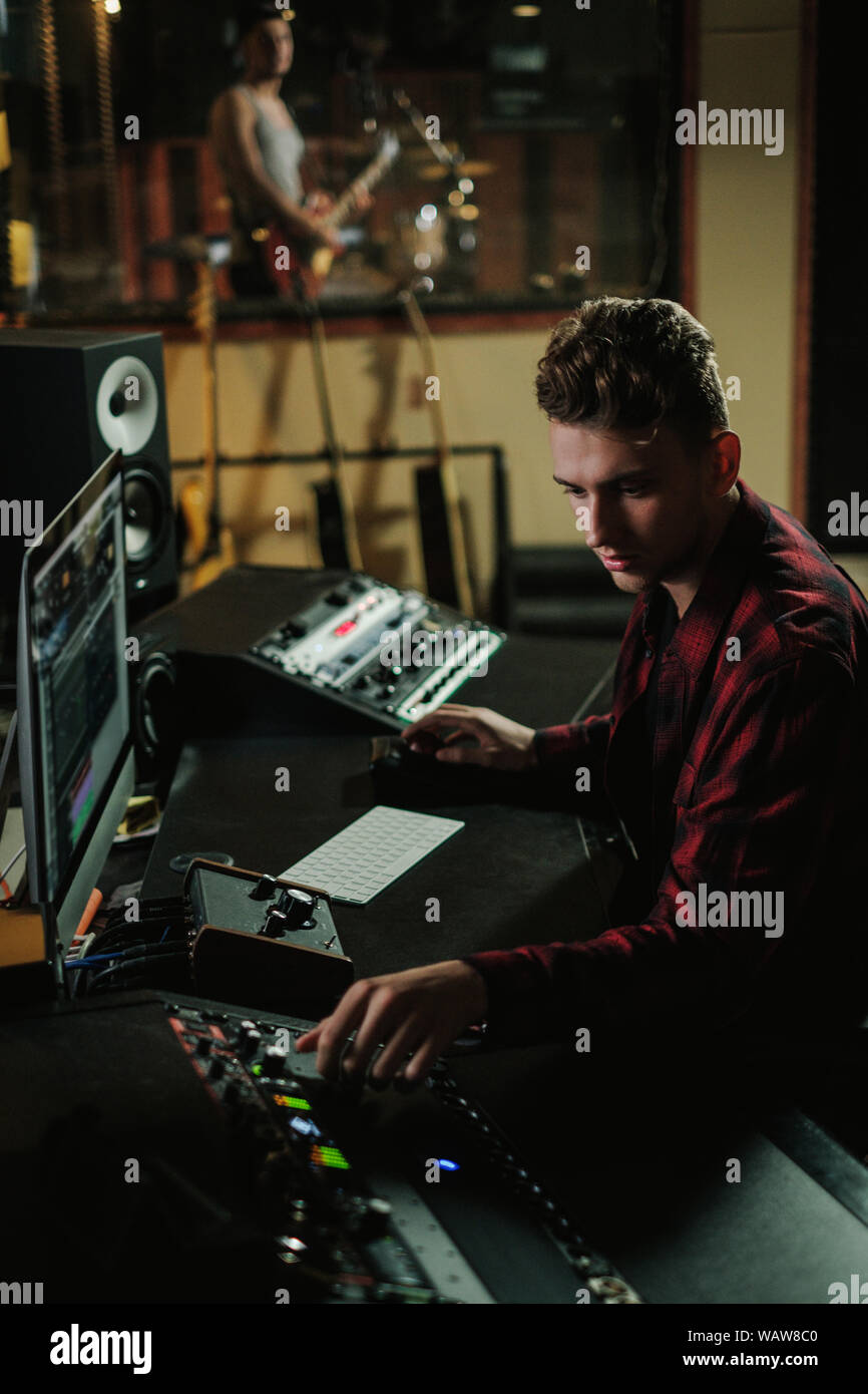 Sound engineer working in a music studio Stock Photo - Alamy