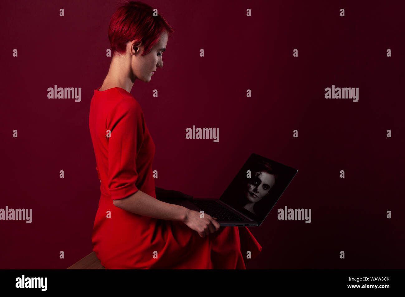 Girl laptop reflection face hi-res stock photography and images - Alamy