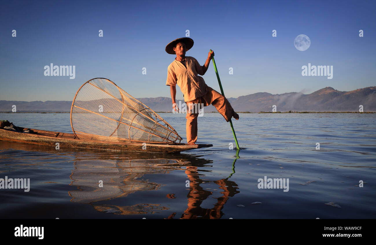 Fisherman paddle boat hi-res stock photography and images - Alamy