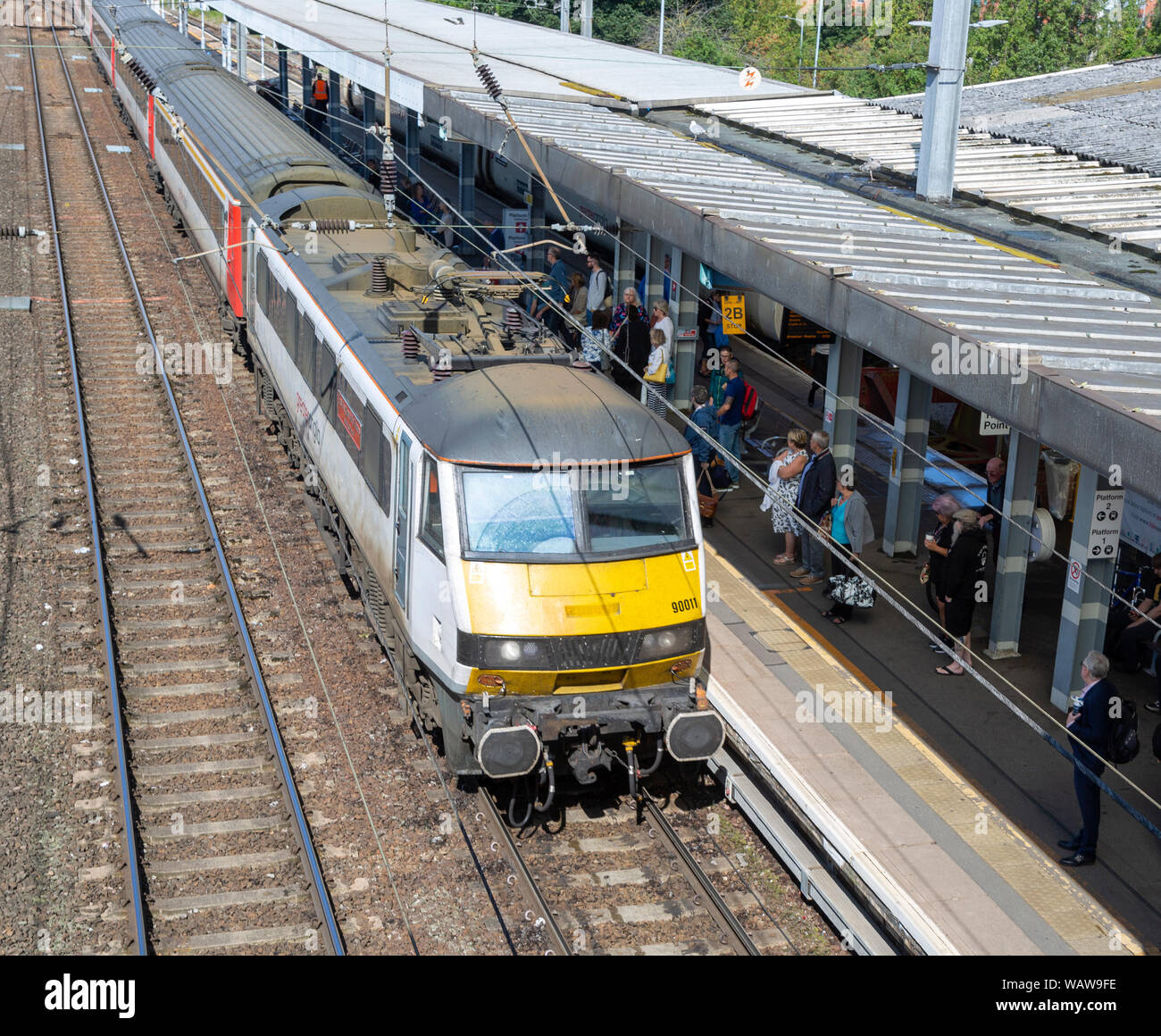 British Rail Class 90 25kV Bo-Bo electric locomotive 90011 train ...