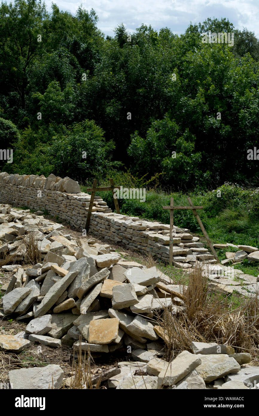 Cotswolds dry stone wall hi-res stock photography and images - Alamy