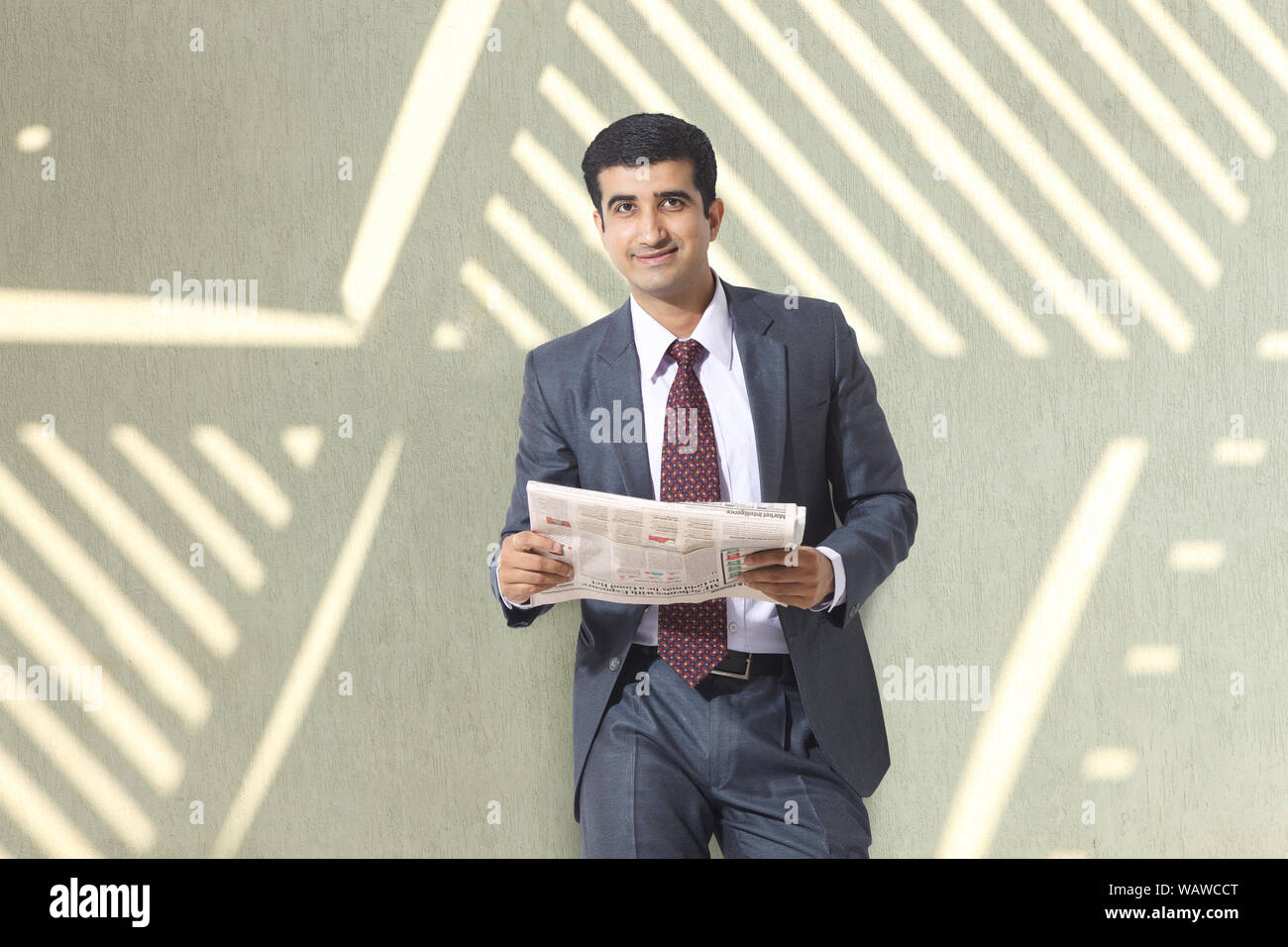 Newspaper reader india hi-res stock photography and images - Alamy