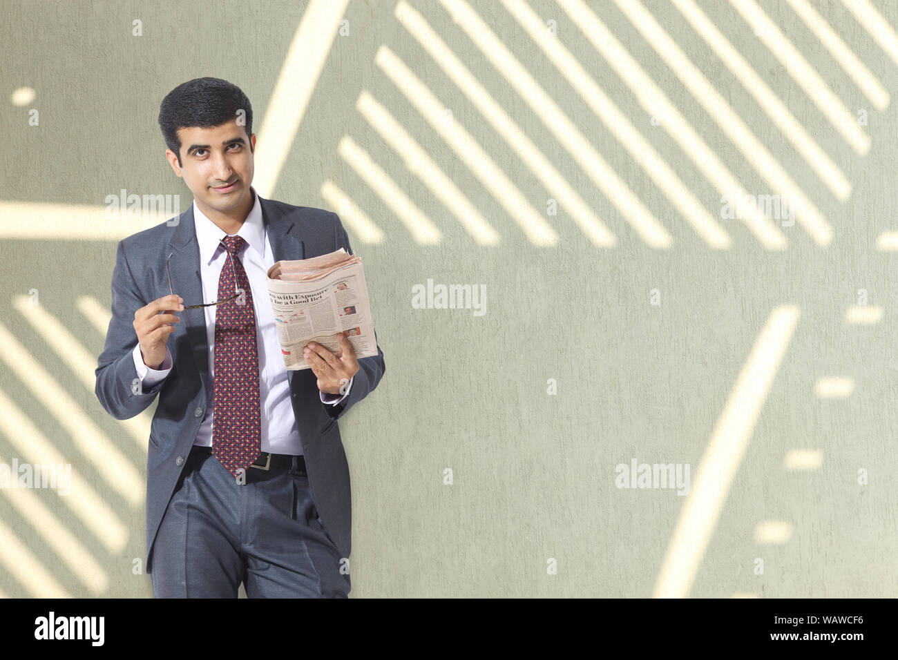 Newspaper reader india hi-res stock photography and images - Alamy