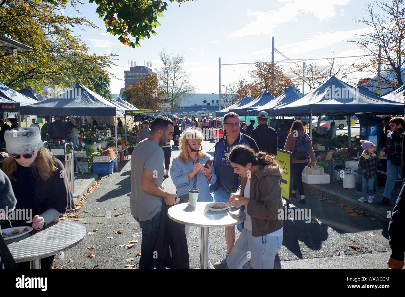 Market alley full of shoppers hi-res stock photography and images - Alamy