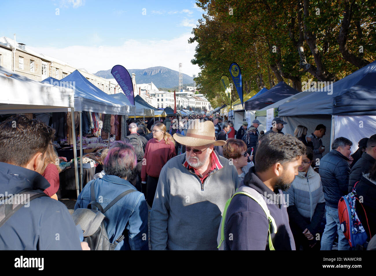 Full of shoppers hi-res stock photography and images - Alamy