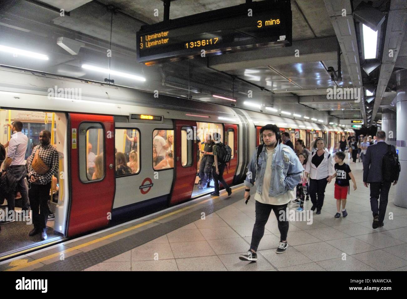 Daytime london underground hi-res stock photography and images - Alamy