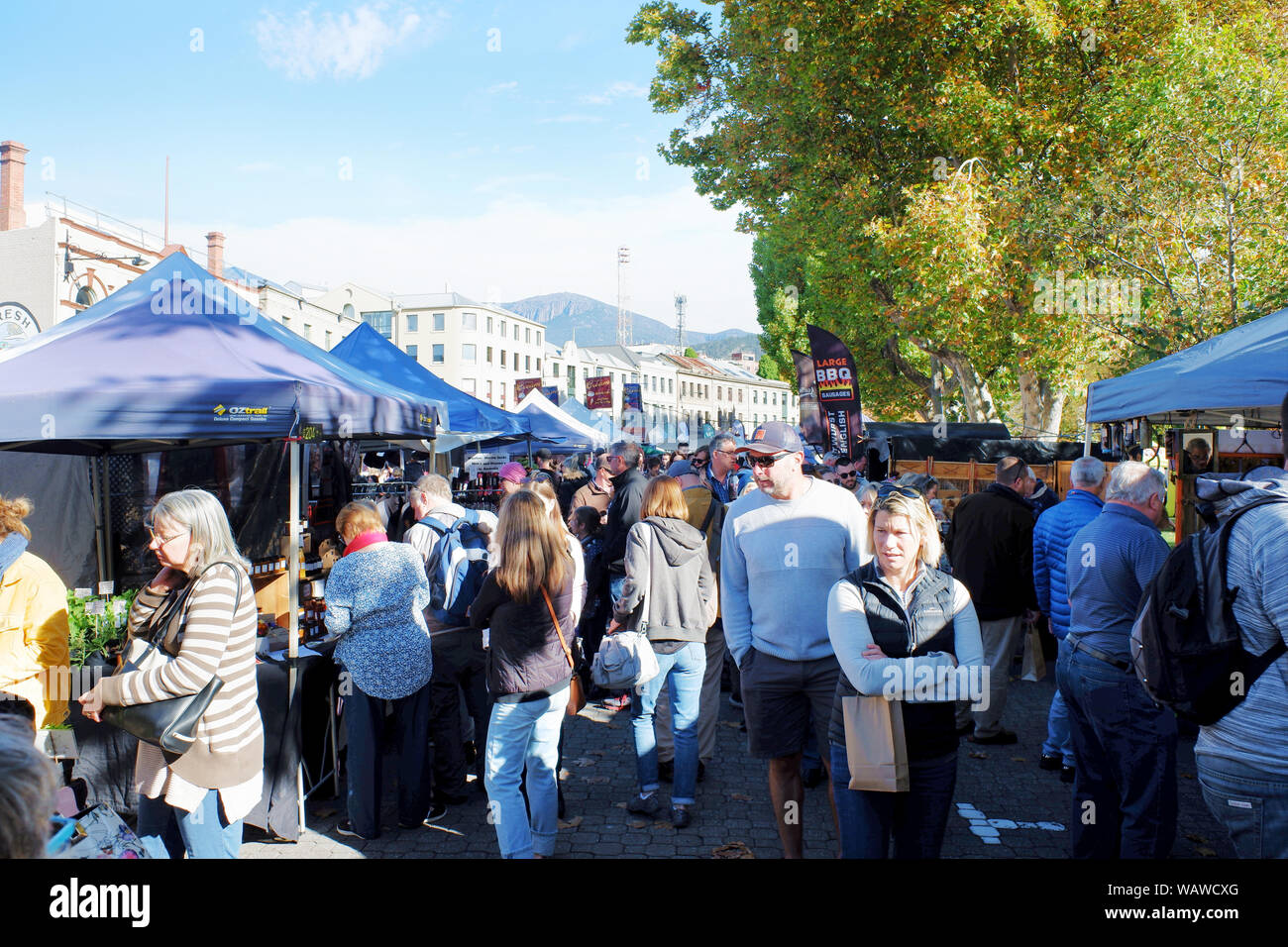 Full of shoppers hi-res stock photography and images - Alamy