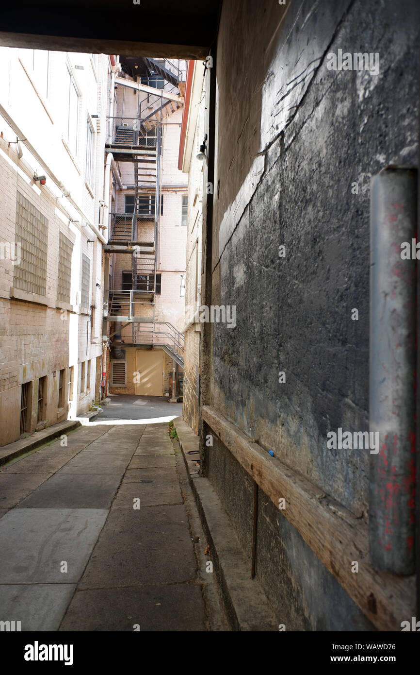 Empty alleyway hi-res stock photography and images - Alamy