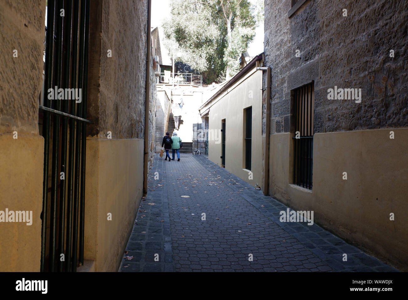 People walking through alleyway hi-res stock photography and images - Alamy