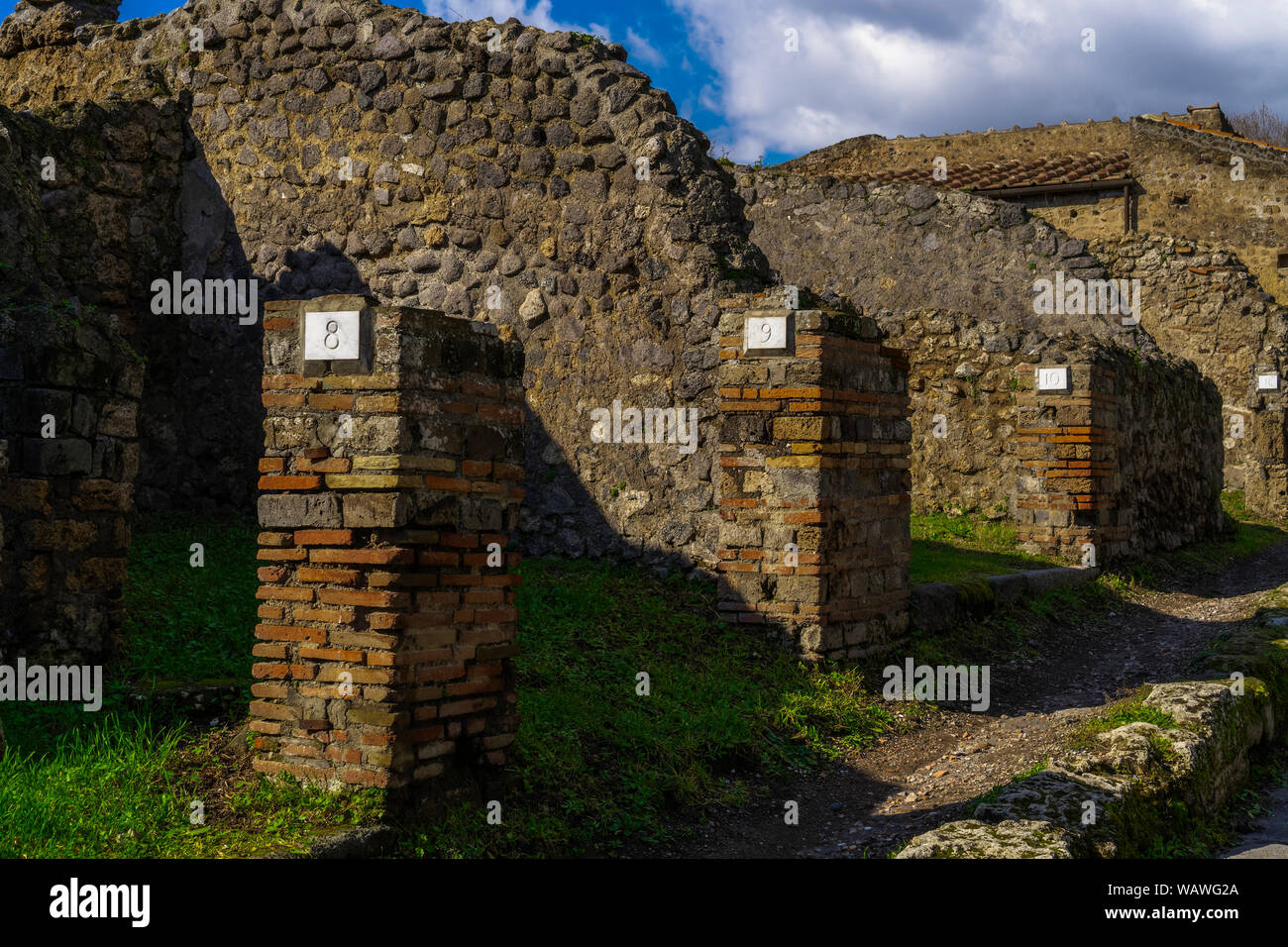 Romaic buldings excavations hi-res stock photography and images - Alamy