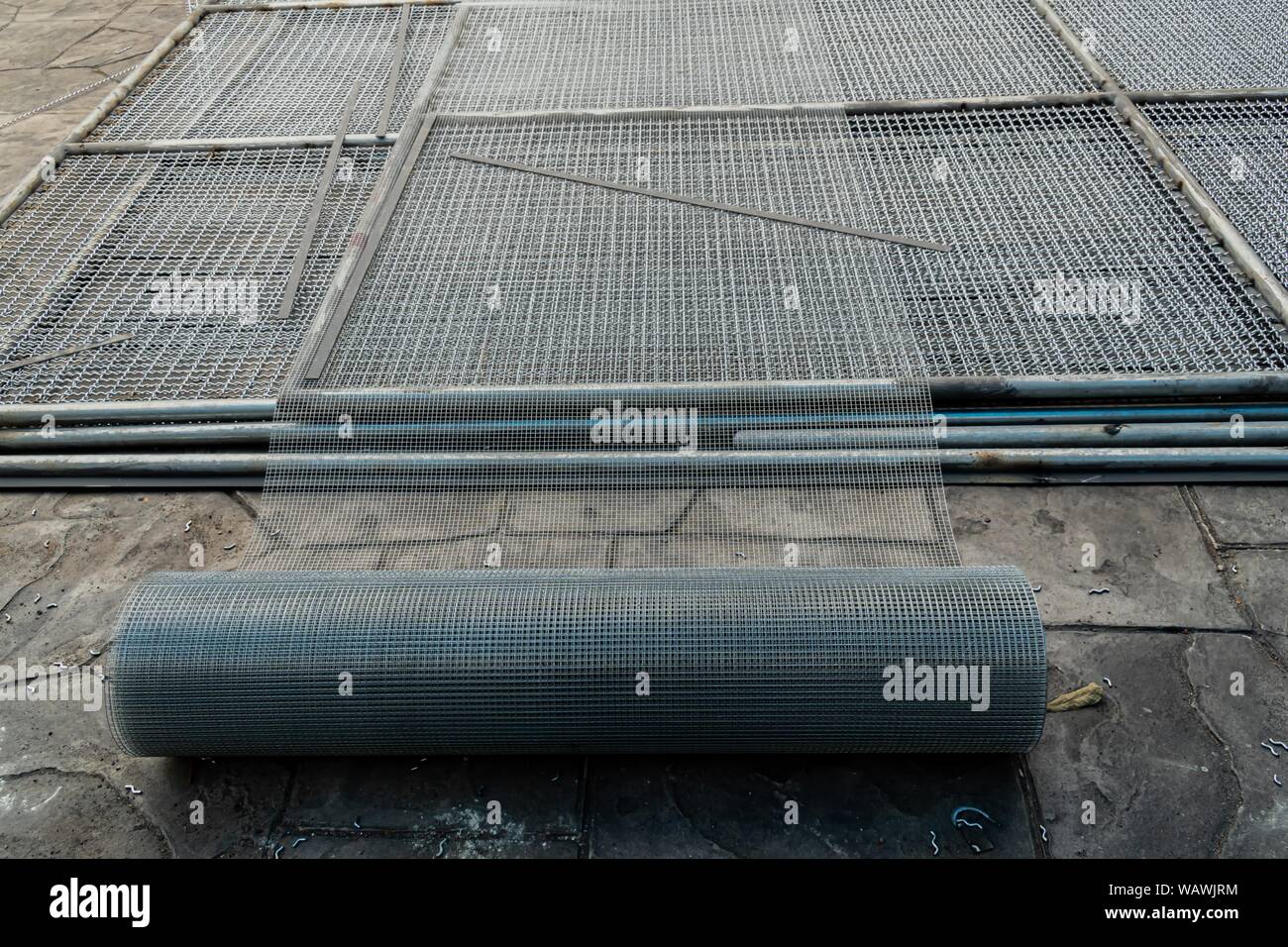 Wire mesh fencing hi-res stock photography and images - Alamy