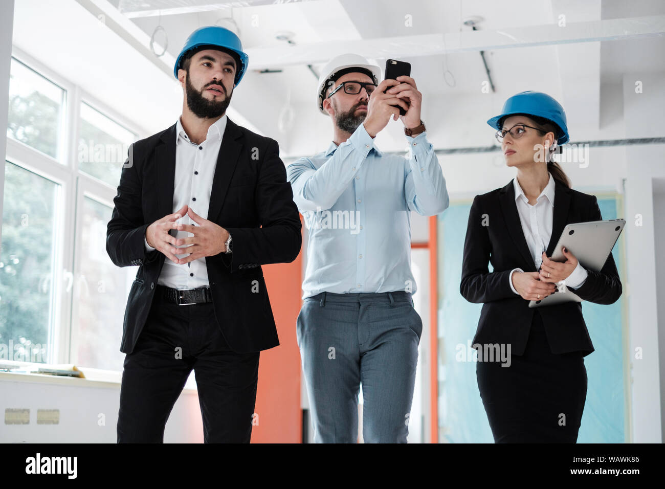 Engineers in hardhats have conversation Stock Photo - Alamy