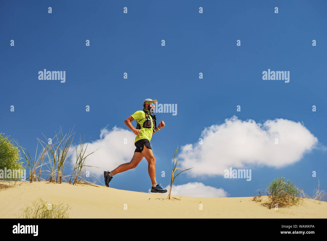 Desert run male hi-res stock photography and images - Alamy